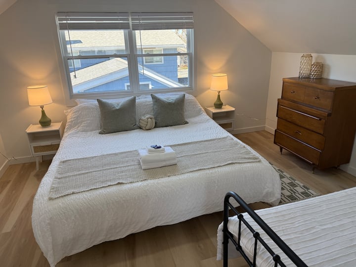 Terry's Place-comfortable Home Sleeps 8 With Yard! - Halifax