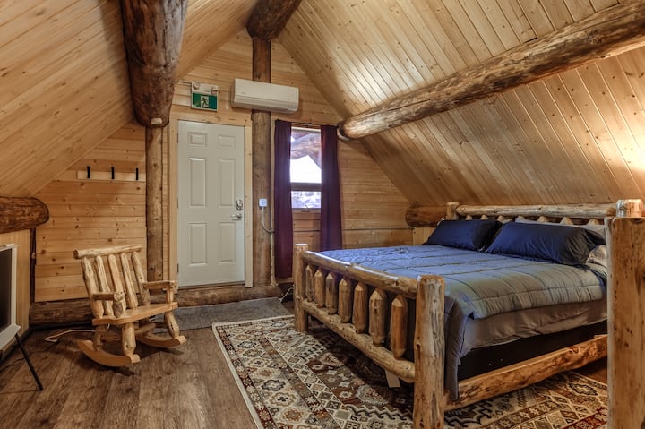 A - Private Suite In Cozy Rustic Log Home - 黃刀鎮