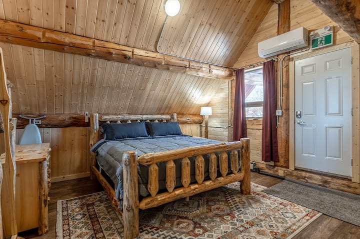 B - Private Suite In Cozy Rustic Log Home - Yellowknife