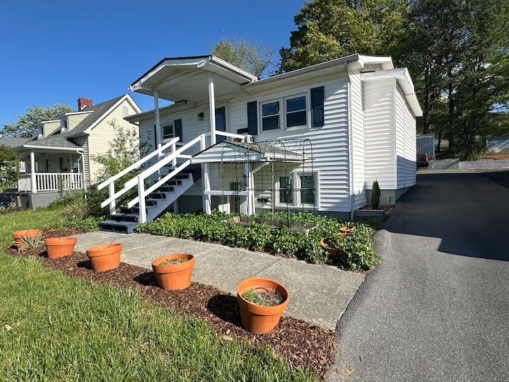 Modern 2br Ground-level Suite Near Etsu & Downtown - Johnson City, TN
