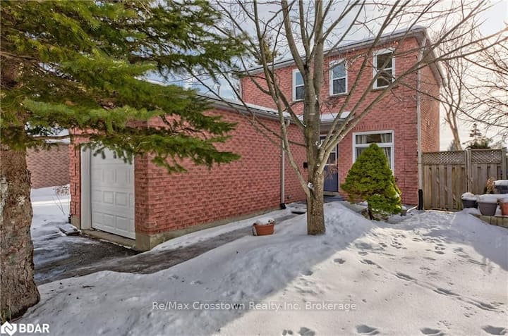 Entire House With 3 Br On 2nd And One In Basement - Barrie