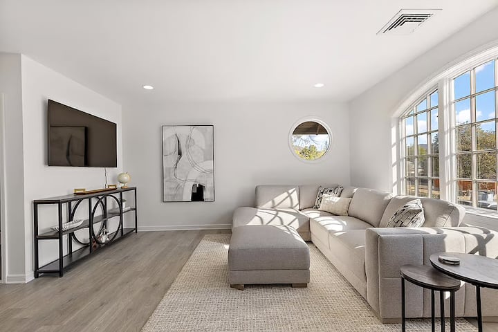 Modern Apartment Above Clinic | Near Downtown Gp - Grants Pass, OR