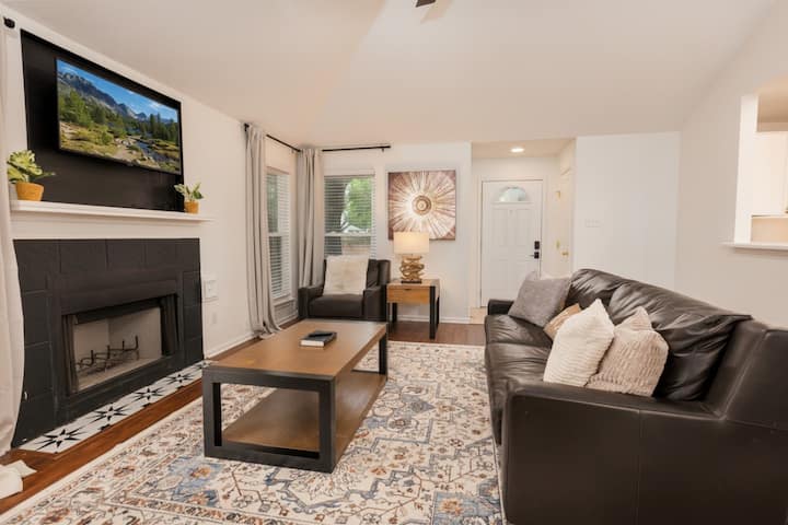Private, Modern Living! Comfortable, Clean & Cozy! - Round Rock, TX