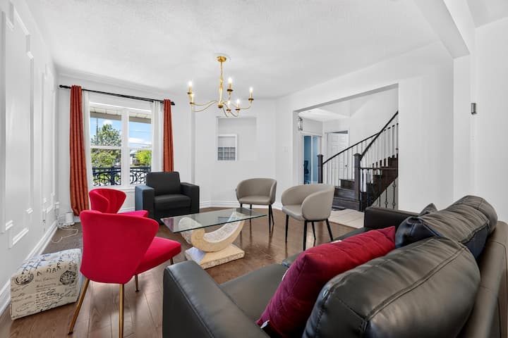 Spacious Group Stay @ Central Ajax | 7 Queen Beds - Ajax