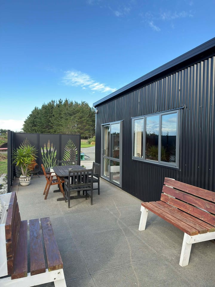 Waitarere, Peaceful 2 Bedroom Rustic Bach With Spa - Levin