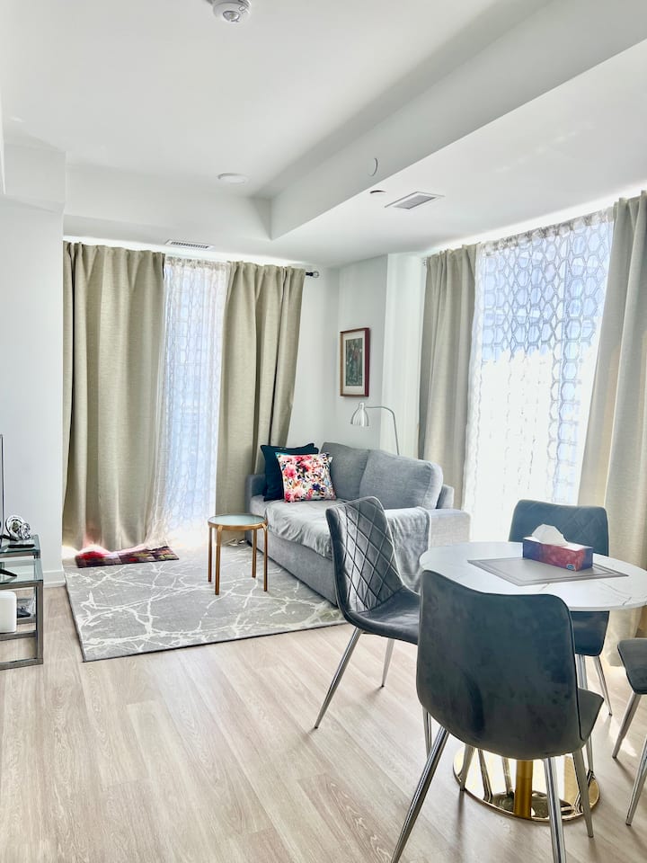 Modern 2br High-floor Condo, City View, W/ Parking - Markham
