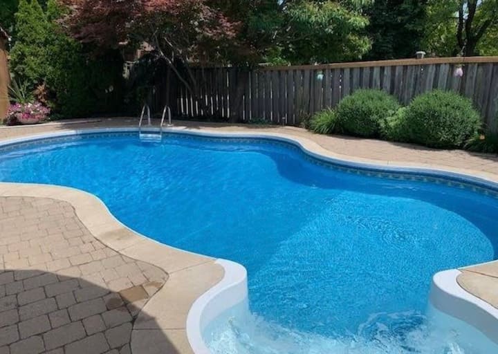 Modern Pool Retreat | 5 Mins To Airport - Toronto, ON