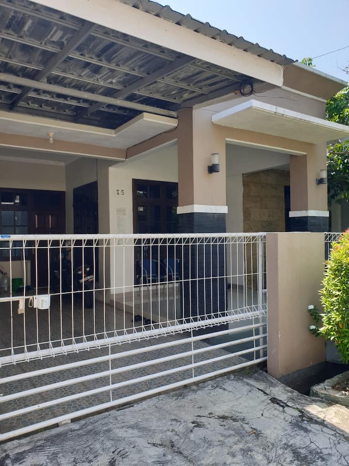 Sewa Rumah Harian Nyaman Area Sambiroto Semarang - Semarang