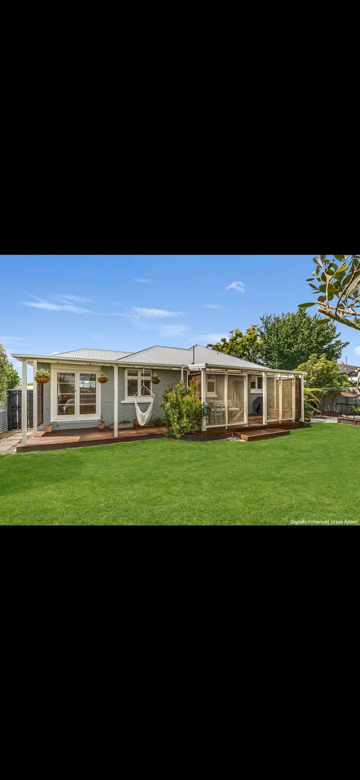 Spacious 3-bedroom Getaway + Sleepout
Escape - Rangiora
