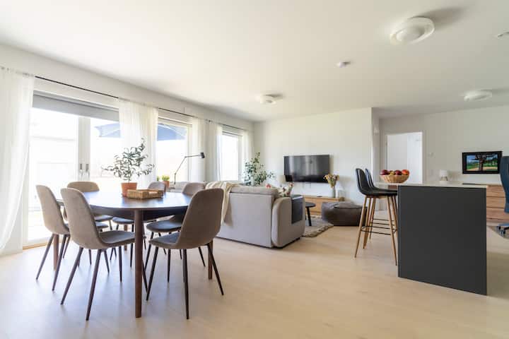Spacious Three Bedroom Home W/ Patio And Workspace - Båstad