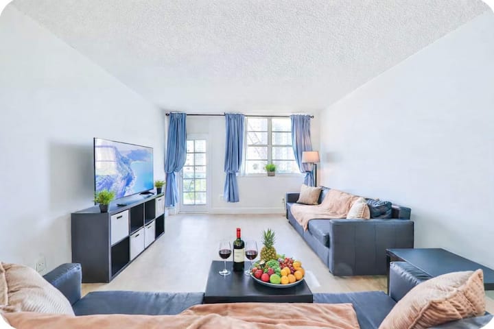 Bright Spacious 2br Near Beach Pool Retreat - Sunny Isles Beach, FL