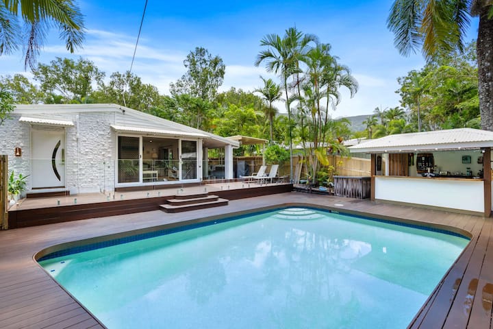 Clifton Beach Family Retreat With Pool - Palm Cove