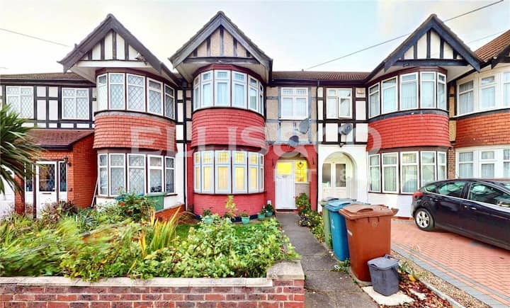 Entire 3-bedroom House For Rent - Watford