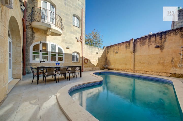 Premium 4br Home With Pool, Space & Style - Malte