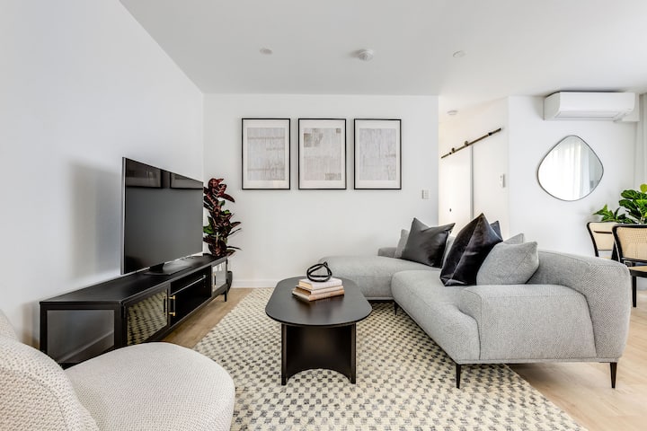 Two Bedrooms Deluxe Apartment - Including Parking - Coogee