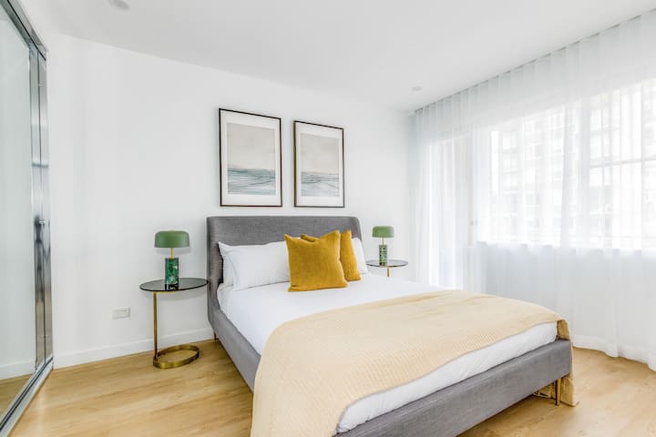Two Bedrooms Deluxe Apartment - Including Parking - Sydney