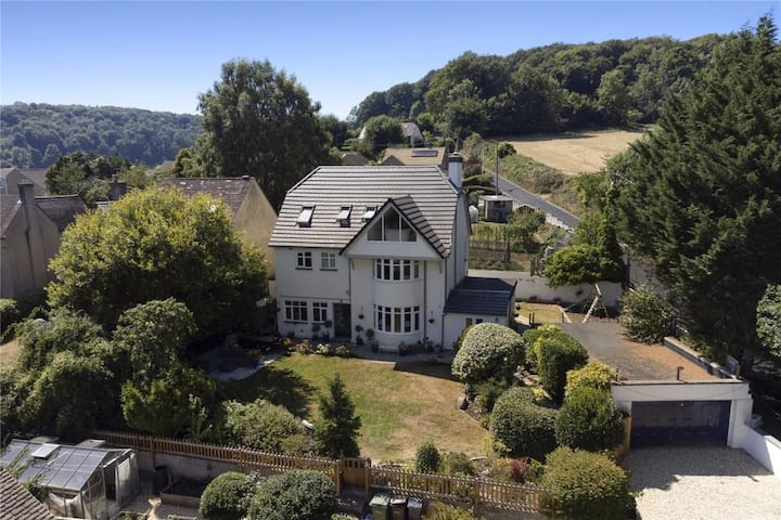 Spacious Cotswolds Family Home With Great Views - Tetbury