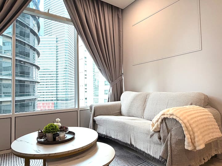 Skysuite Klcc | Walk To Twin Towers | Disney+ - Malasia