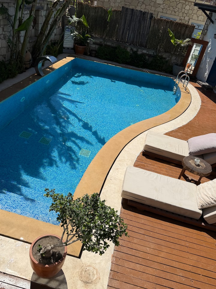 12 Odalı Havuzlu Otel - Alaçatı