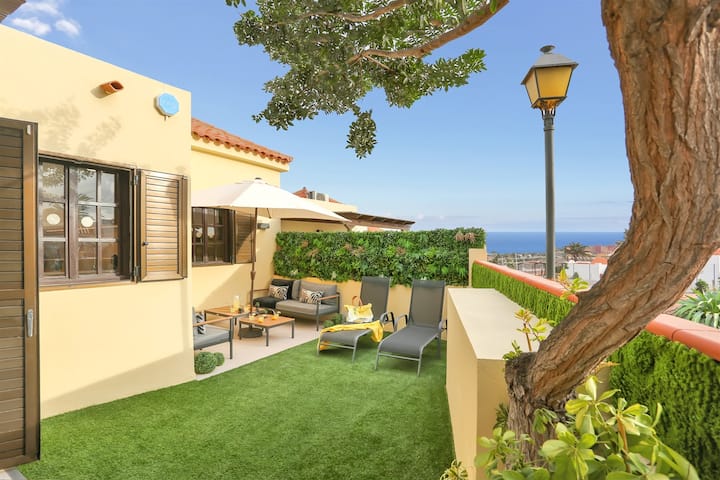 Elegant Coastal Retreat With Terrace & Pool - Fuerteventura