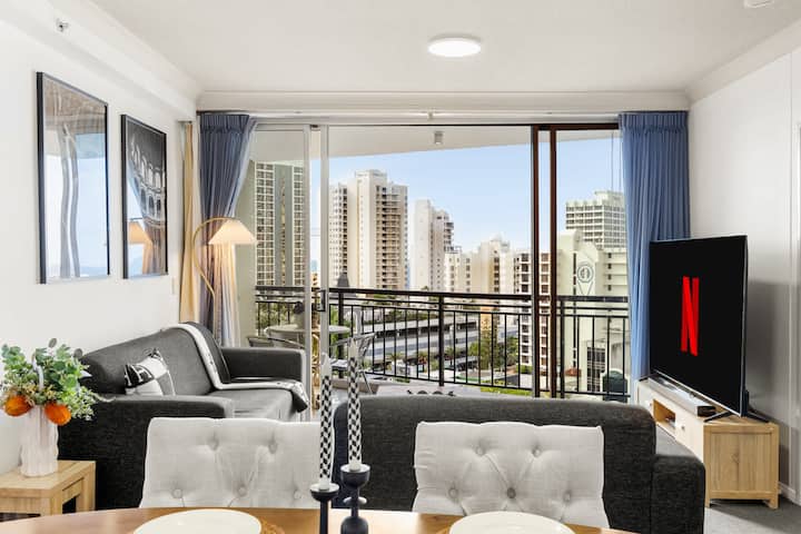 Stunning Ocean View, Pools, Spa & Beach - Surfers Paradise