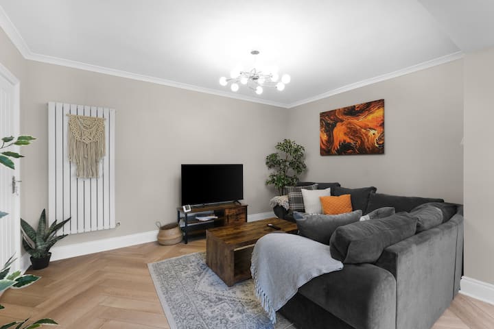 Stylish 5-bed Surrey Home | Garden | Free Parking - Shere