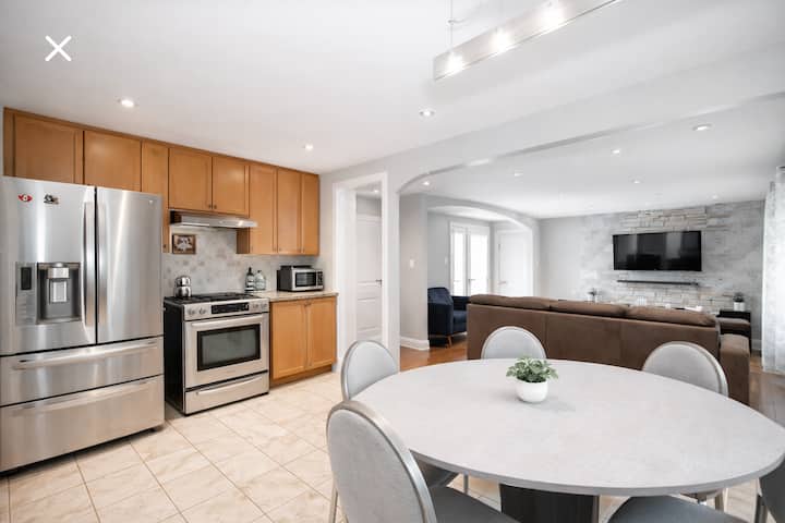 Modern And Spacious Home! 10/10! All You Need - Bradford, ON, Canada