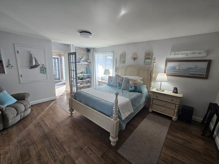 Luxury Queen Suite With Private Bath - Brockville