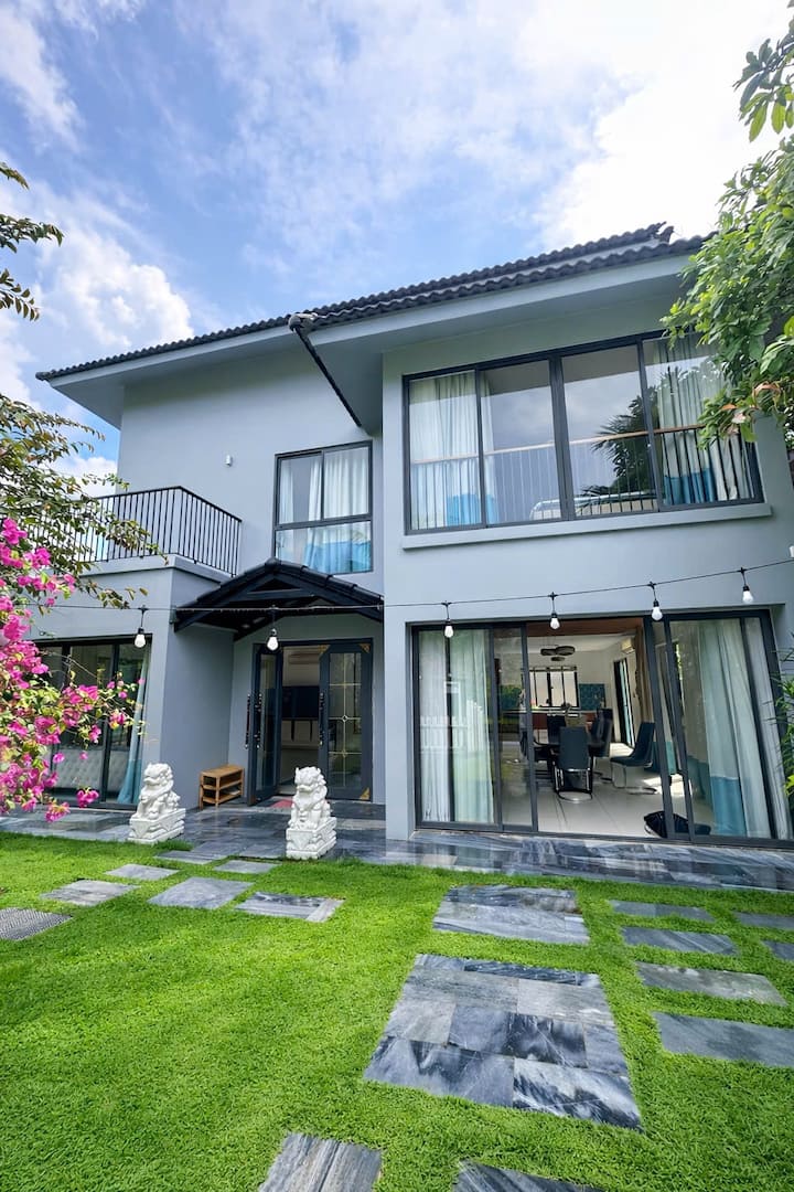Villa 4 Phòng Ngủ ! Hồ Bơi Lớn ! Sát Chợ đêM - Phú Quốc