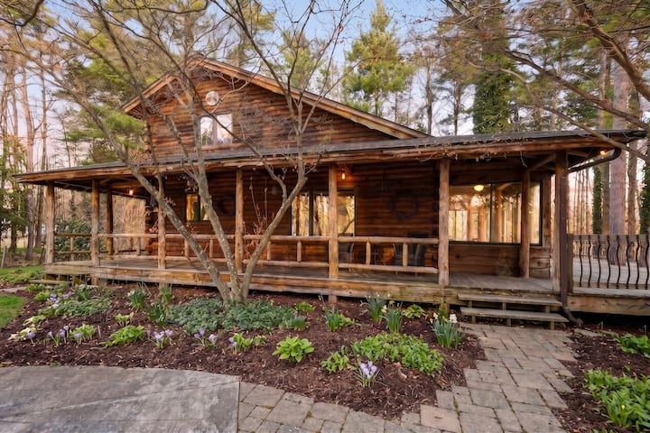 Log Cabin With Hot Tub, Arcade & Movie Theater - Michigan