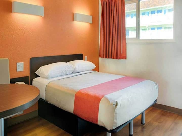 Motel 6 Mammoth Lake_1 King Bed | - Mammoth Lakes, CA