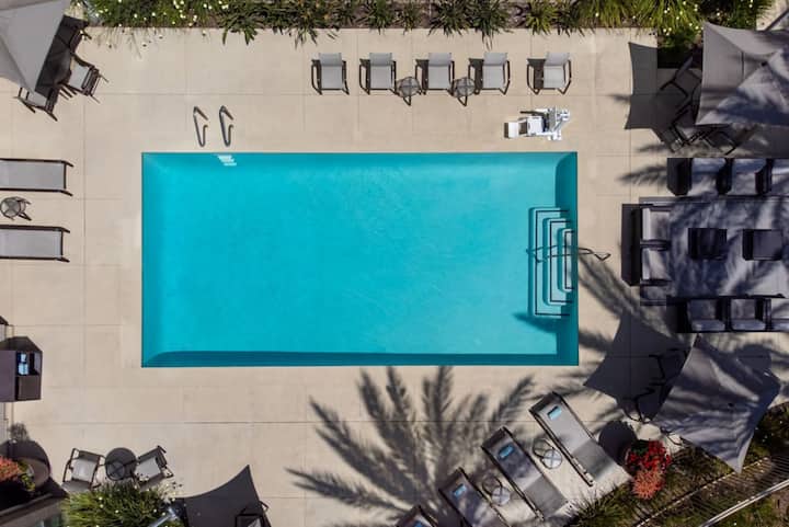 Near Sna Airport With Pool, Gym + On-site Dining - Costa Mesa, CA