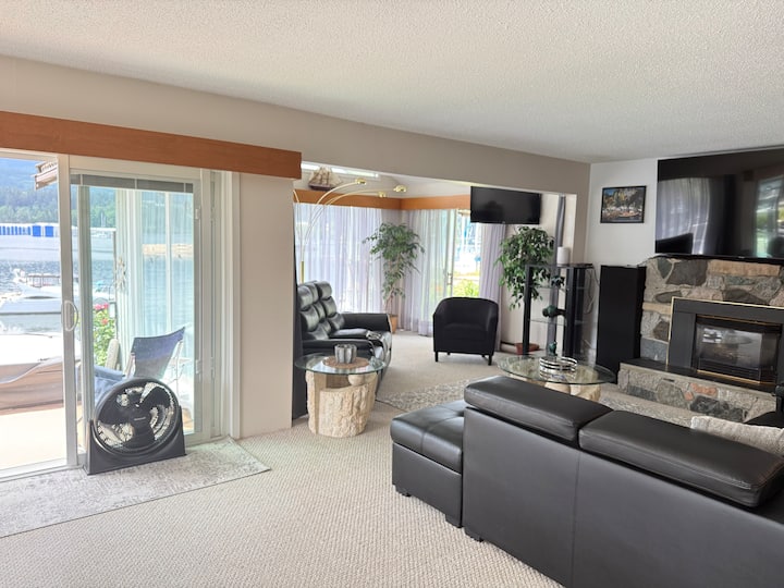 Trails End Beach House - Upper Suite - Ladysmith