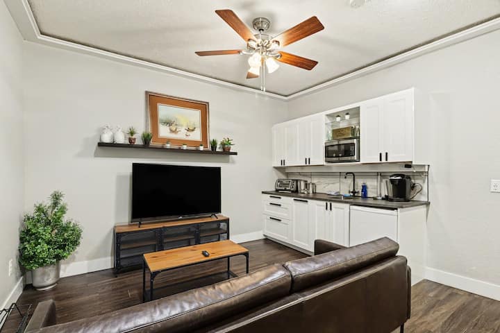 Cozy Downtown Edge 1br | W/d + Easy Free Parking - Omaha, NE