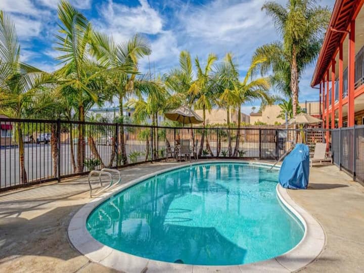 1 Lit Queen | Ns | Frige - Carlsbad, CA