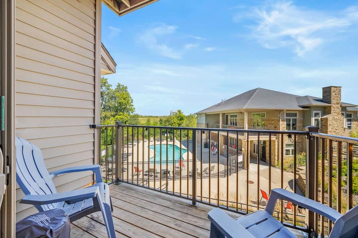 Wooded Views | King Bed | No Stairs - West Des Moines, IA
