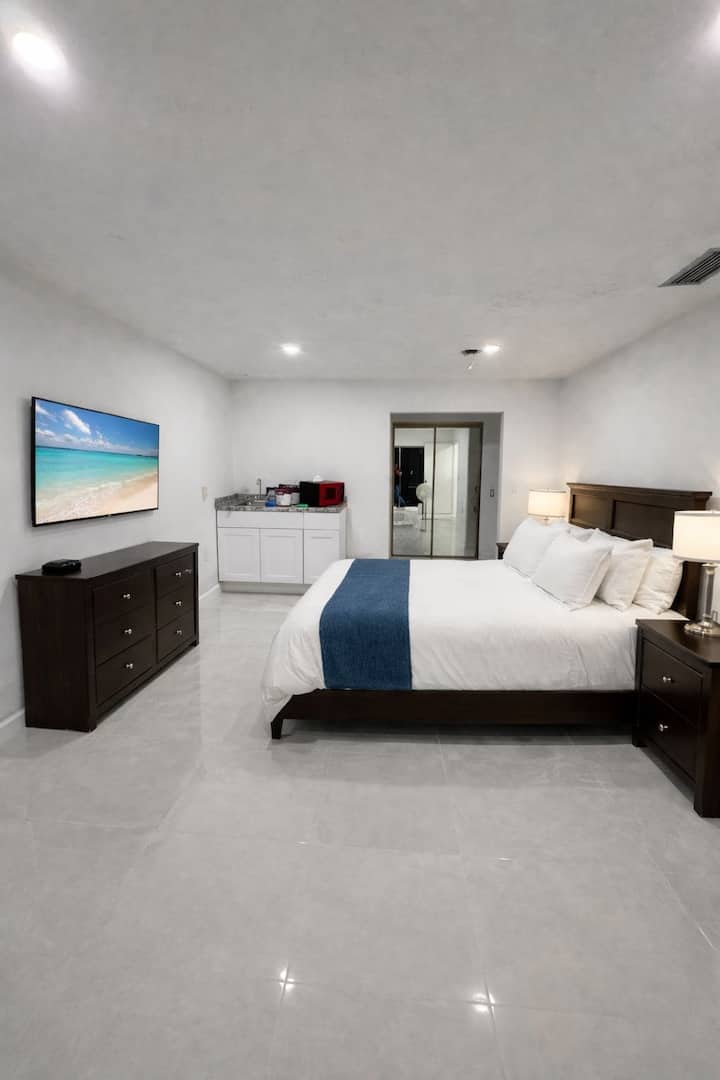 Private Studio W/ Entry | Near Hard Rock Stadium - Miramar, FL