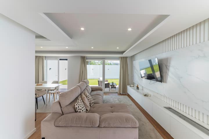 Villa Campolide - Stylish 4br Home With Jacuzzi - 