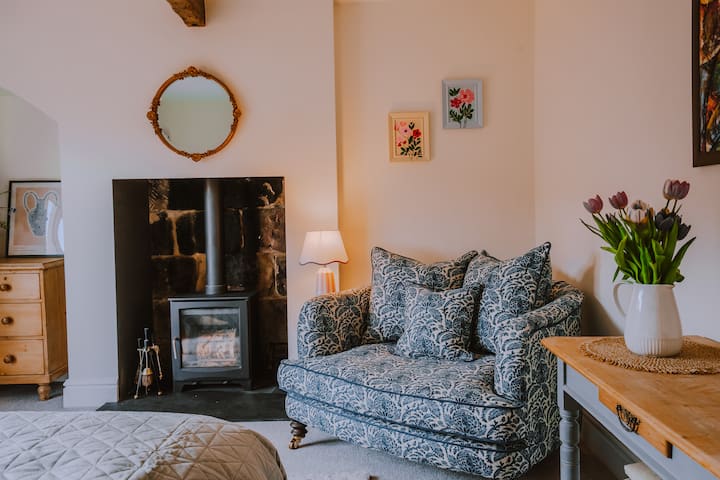 The Matlock Snug: Private Apartment, Log Burner - Castleton