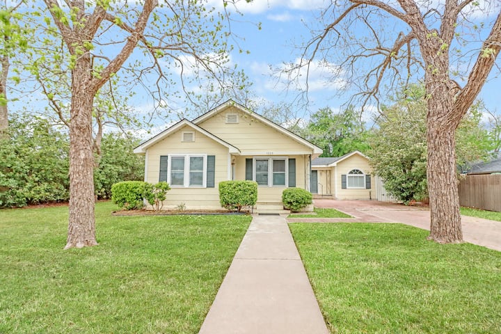 Walk To Main St | King Suite + Stylish Yard - Elgin, TX