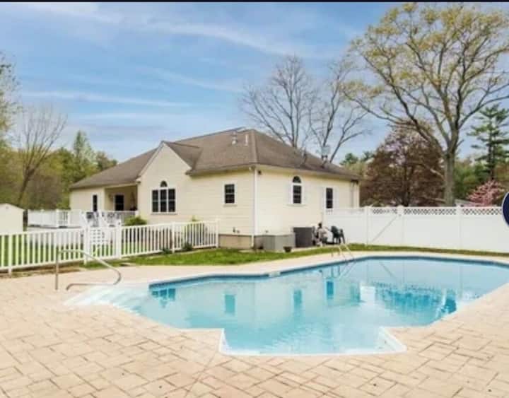 Executive Raynham Retreat - Heated Inground Pool - Bridgewater, MA