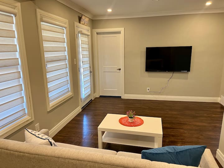 Modern 3bed House Near River & Casino – Sleeps 8 - Windsor, ON, Canada
