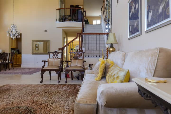 Vibrant Pool Home + Bonus Room | Perfect For Group - 콩코드