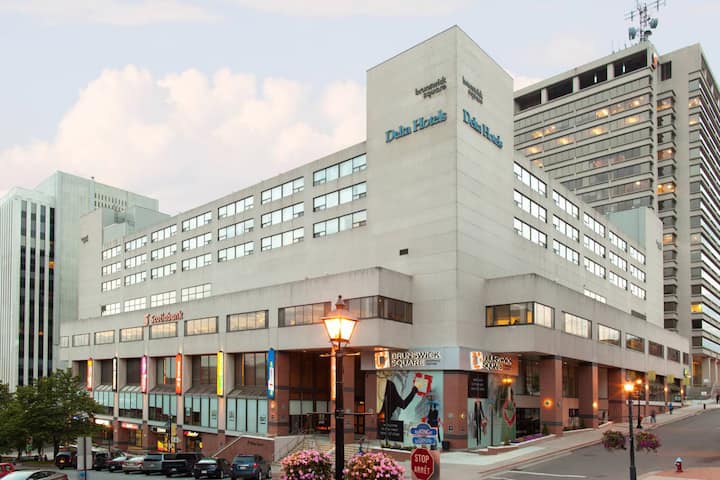 Steps To Market Square | Restaurant + Indoor Pool - Saint John