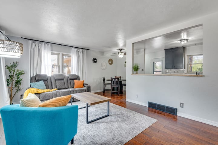 Bright 2br Broadmoor Basecamp | King Bed - Colorado Springs, CO