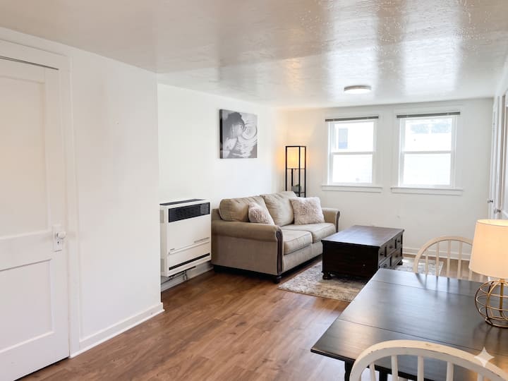 Pet-friendly Oasis: Fenced Yard & Walk To Town - Grass Valley, CA
