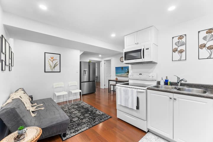 Palm Oasis: Modern 3b/1b Bsmt, Kitchen,5g,parking! - Ajax