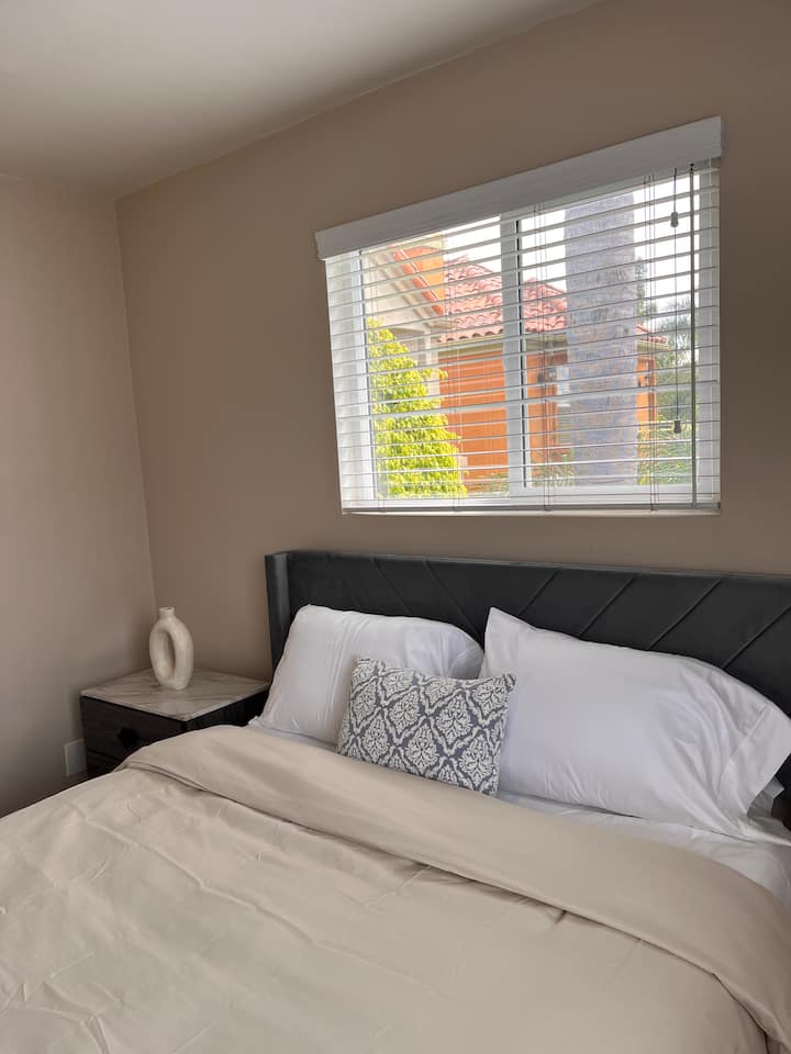 Coastal Modern Retreat | Bright 2br W/ Parking - 헌팅턴비치