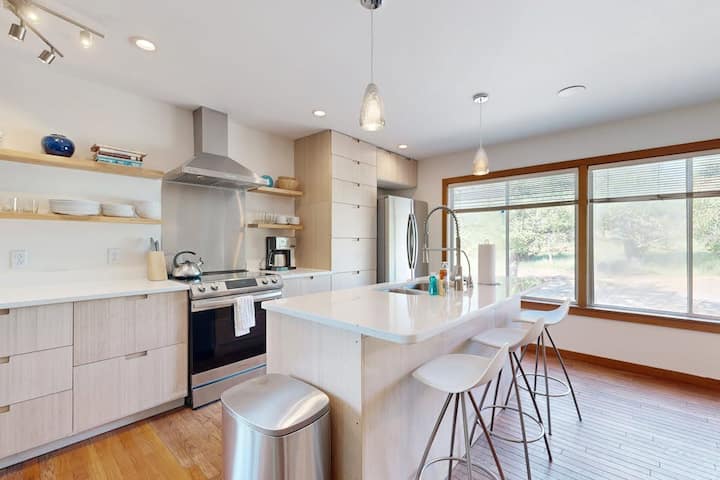 4br Riverside Retreat: Modern Comforts - Rockland, ME