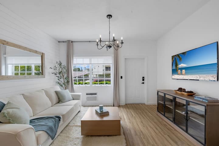 Stylish South Beach Apt With Free Parking - Miami Beach, FL